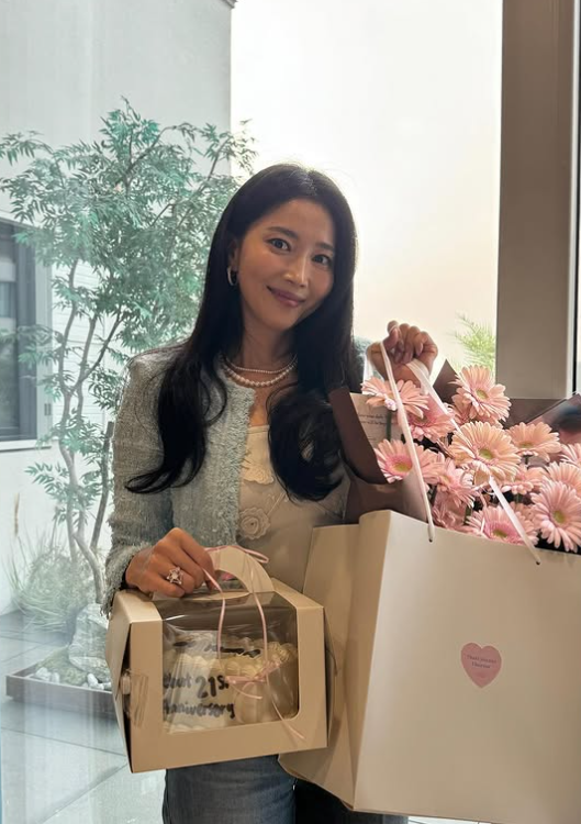 레이싱 모델 출신이라 한여름에 껴입고 다녔다는 여배우 일상룩 패션룸