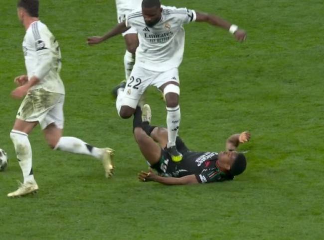 [UCL ISSUE] "레드카드 줘야지!" 레알 마드리드 DF, 상대 급소 밟고도 'NO 카드'…팬들은 분노 폭발