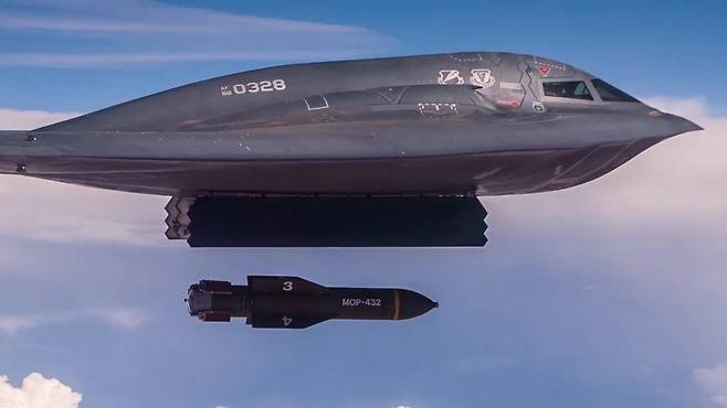이란! 후티! 끝장난다! 미국 B-2A 스텔스 폭격기에 B61-12 전술핵폭탄 준비완료! | 군사돋보기