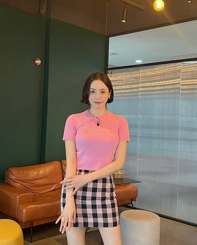 키 크면 다 좋은 줄 알았지” 176cm·55kg 슬렌더 여배우 바비 미니스커트룩 대본은 내운명