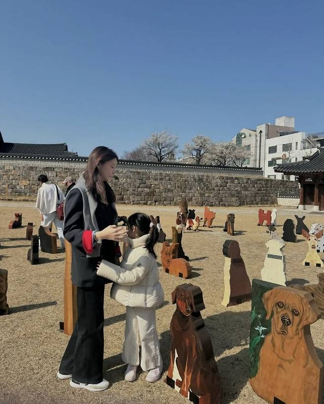 첫 만남에 첫 키스” 웨딩드레스로 시작된 반전 러브 39세 여배우의 나들이룩 대본은 내운명
