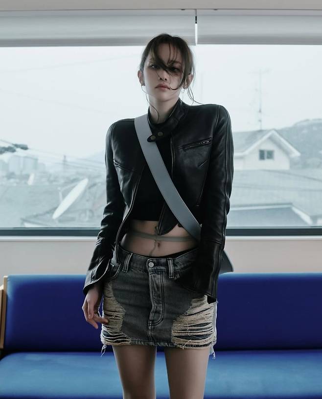 전종서 거침없는 핫걸 미니룩 너무 찢어진 치마에 크롭 복근핏 와일드 레더 재킷룩 뷰티는 내운명