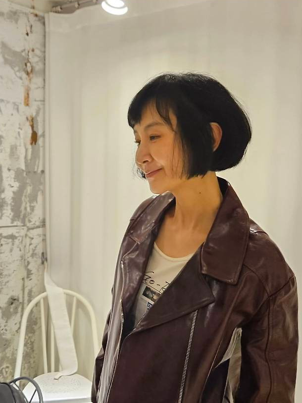 코에 크림 톡 얹던 그 광고 기억나” 매출 2위까지 끌어올린 전설의 여배우 일상룩 대본은 내운명