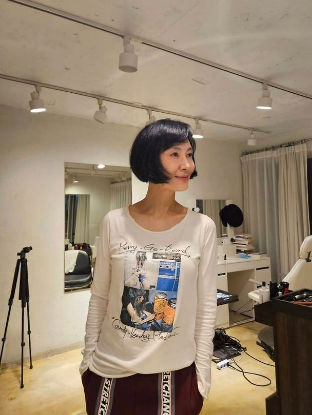 코에 크림 톡 얹던 그 광고 기억나” 매출 2위까지 끌어올린 전설의 여배우 일상룩 대본은 내운명