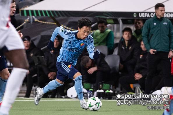 '유망주까지 터진다!' 부러운 日 축구…UECL 8강 2차전 '환상 발리골' 폭발→4강서 첼시와 맞대결