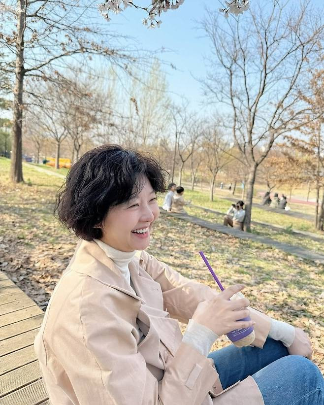 ‘껌 붙어서 자른 머리가 슈퍼모델 대회서 화제 50세 여배우의 봄맞이 나들이룩 스타와 패션