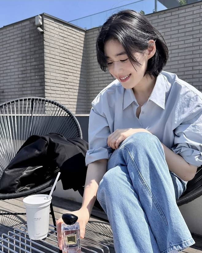 이렇게 하얗고 예뻤어 172cm 큰 키에 투명 피부 여배우 청량 셔츠 데님룩 뷰티는 내운명