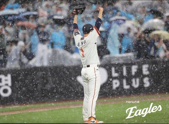 "힘쓰는 법 배웠다" ML 출신 에이스와 대화 그 후, 문동주 159km 낭만피칭…한화 2위 이끌다니, 행운도 따라왔다