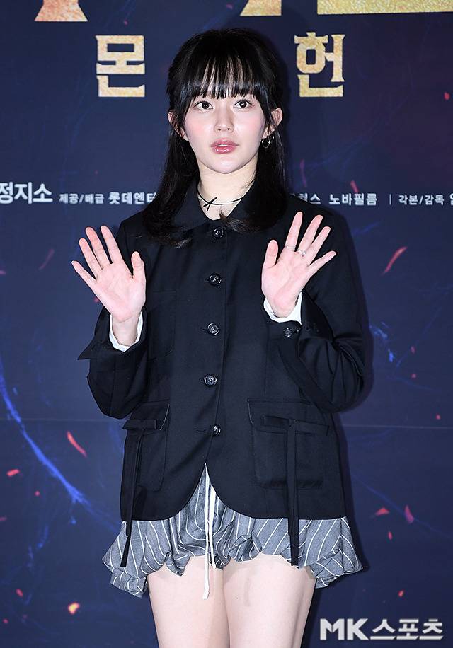 정지소 비현실적 인형 비주얼 통굽 신은 짧아도 너무 짧은 미니스커트룩 뷰티는 내운명