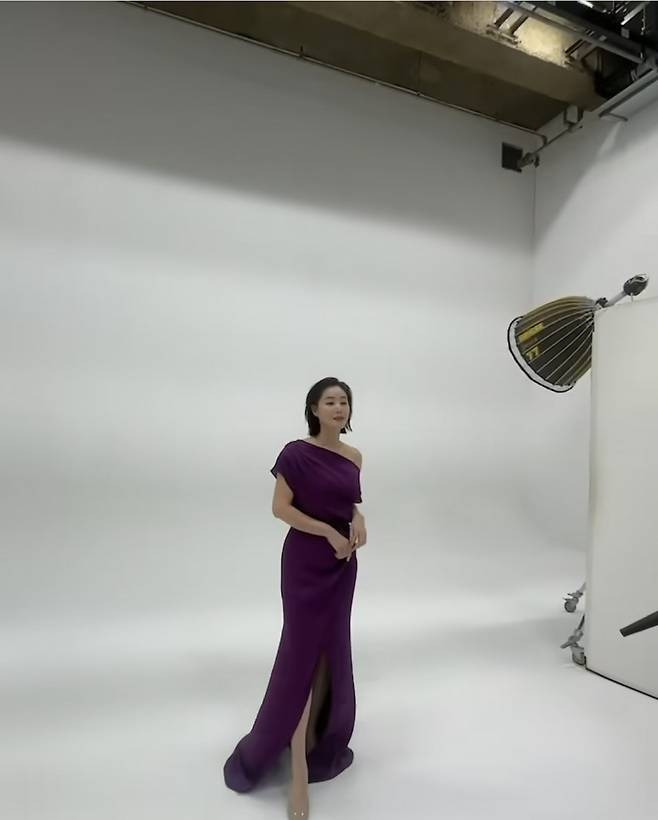 세월이 더 예쁘게 만들었다” 우아함에 시선 쏠린 58세 여배우 실크드레스룩 대본은 내운명