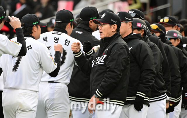 이래서 통 크게 107억 안겼나era 1점대 국대 잠수함 무사사구 완봉승 강철매직 어떻게 바라봤을까 Md수원