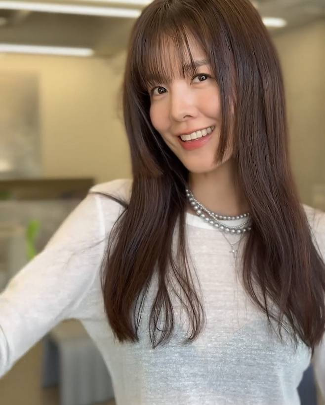 자연광보다 더 맑아 보이네” 170cm·51kg 완벽 비율의 여배우 시스루데님룩 대본은 내운명