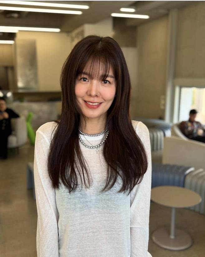 자연광보다 더 맑아 보이네” 170cm·51kg 완벽 비율의 여배우 시스루데님룩 대본은 내운명