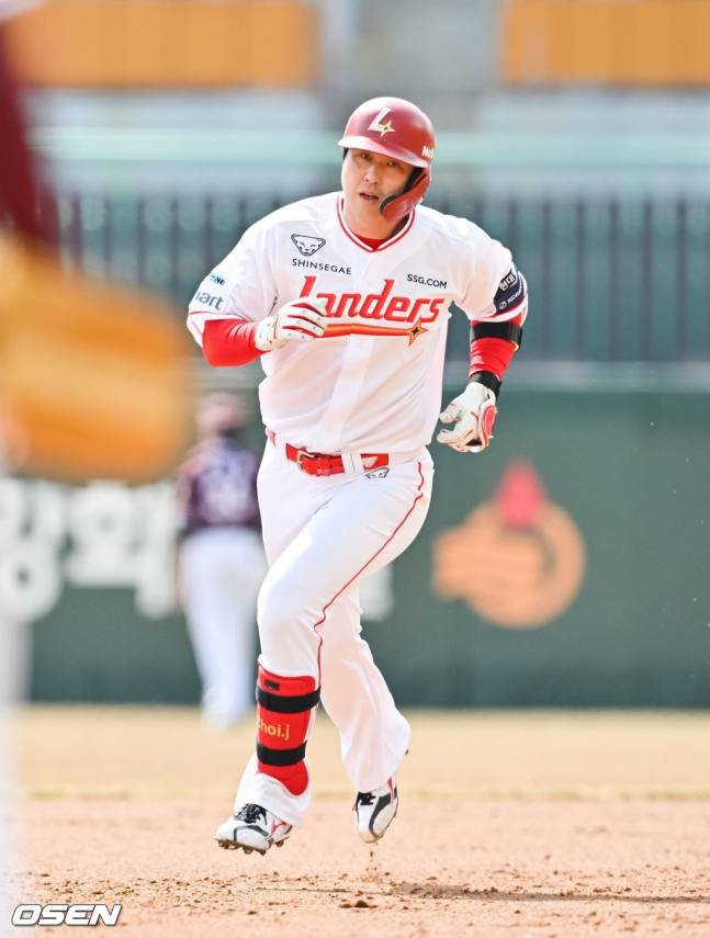 '최정 돌아오니 주전 포수가...' 벌써 4명째 'SSG 햄스트링 악몽', 그래도 사령탑은 긍정론 "제가 쫓기면 아무것도 안 된다" [수원 현장]