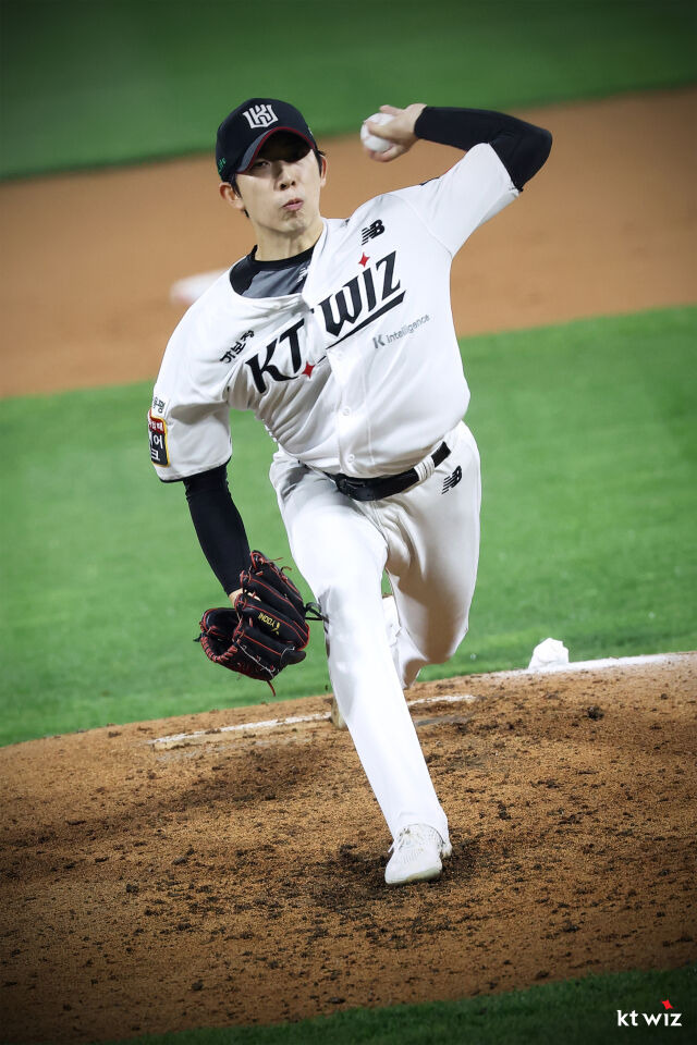 '두산→KT' FA 3루수, 3안타 맹타→선발 제외 "좌측 햄스트링 불편"…110순위 영건, 좌완 외인 특급 대체 선발 낙점 [MD수원]