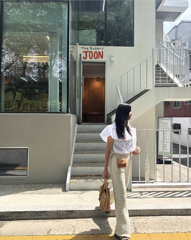 고소영 52세 안 믿기는 동안 미모 구멍 숭숭 니트 바지 입은 봄 나들이룩 뷰티는 내운명
