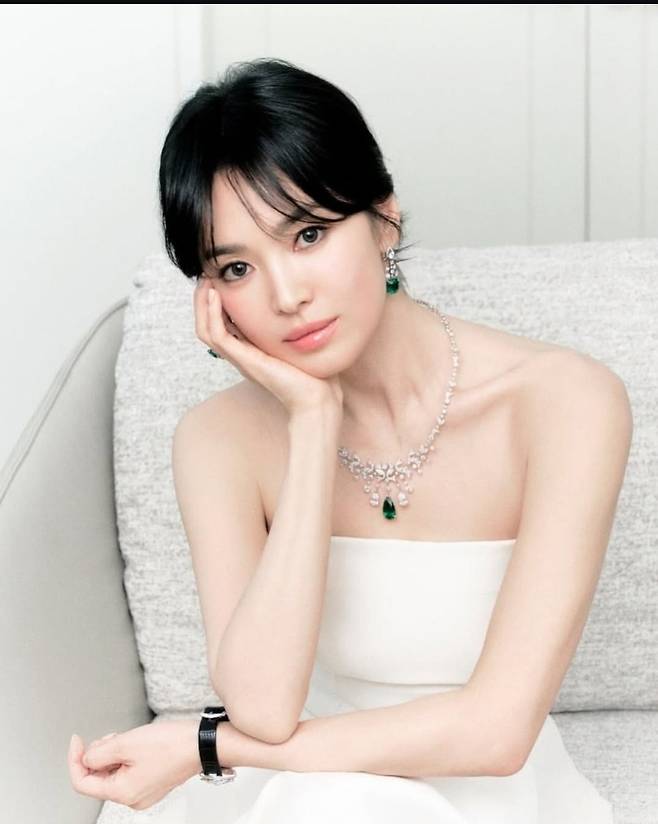 송혜교 정말 너무하네 90도 돌때마다 날렵한 여신미모 눈부신 튜브탑 드레스룩 뷰티는 내운명