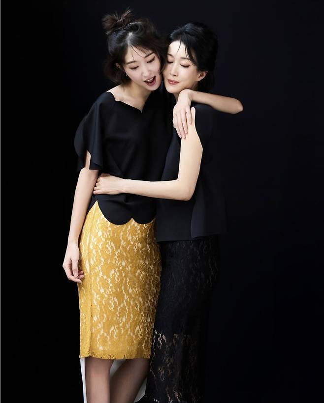 우아한데 유쾌하기까지 딸 신시아와 화보 찢은 63세 여배우 시밀러 화보룩 대본은 내운명