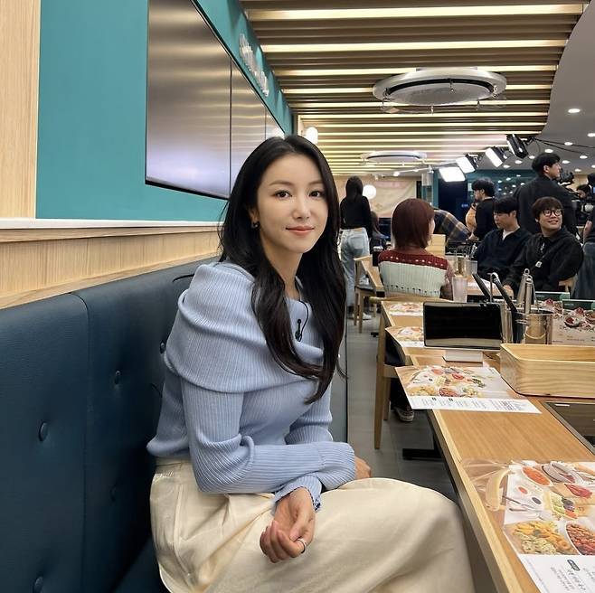 장난 삼아 올렸다가 1등” 3만 명 중 1위로 뽑힌 여배우 오프숄더룩 대본은 내운명