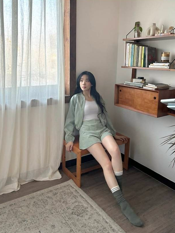 한없이 가녀린 줄만 알았는데” 숨겨둔 복근 드러낸 40세 여배우 애슬레저룩 대본은 내운명