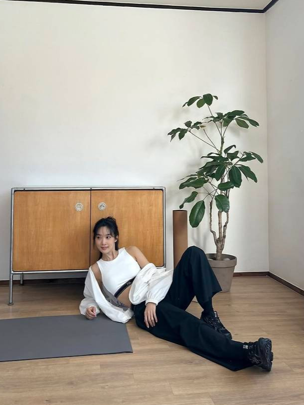 한없이 가녀린 줄만 알았는데” 숨겨둔 복근 드러낸 40세 여배우 애슬레저룩 대본은 내운명