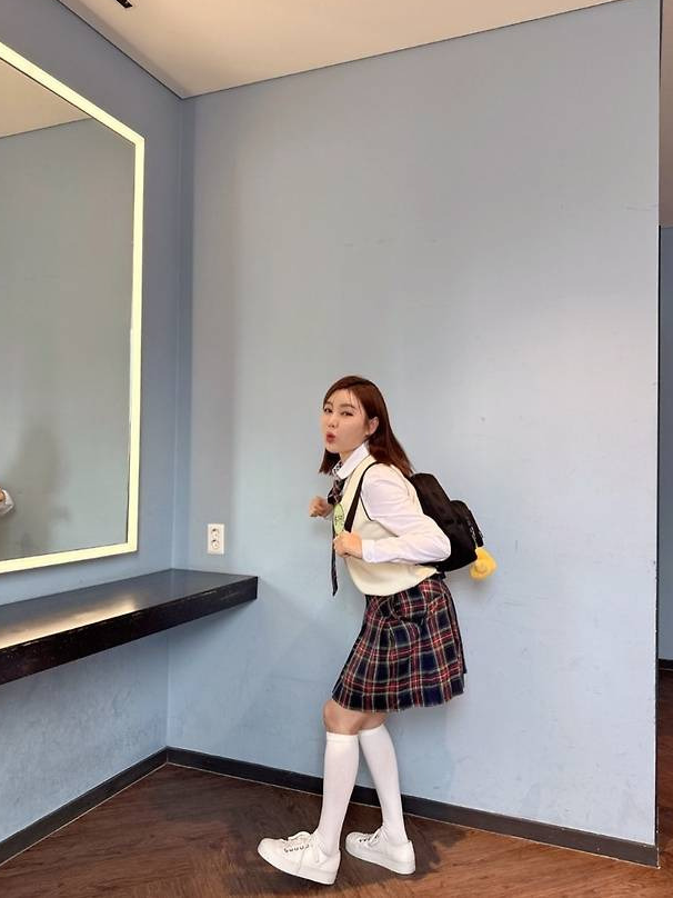 볼살로 성형 의혹까지 받았다고” 실물 미모로 증명한 여배우 미니스커트 프레피룩 대본은 내운명