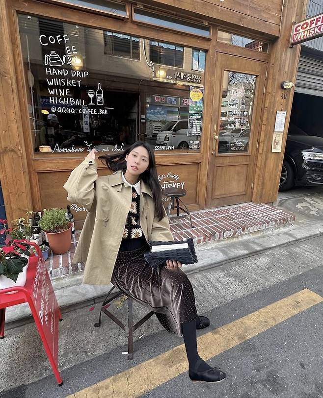 겉모습만 보고 판단 금지 단아한 외모에 숨겨진 실없는 장난 즐기는 여배우 롱스커트룩 대본은 내운명