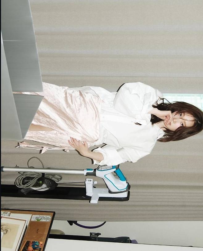 전종서 집콕할 때 어쩜 이래 찢어진 치마 입은 핫걸 이사 준비도 패셔니스타 셔츠룩 뷰티는 내운명