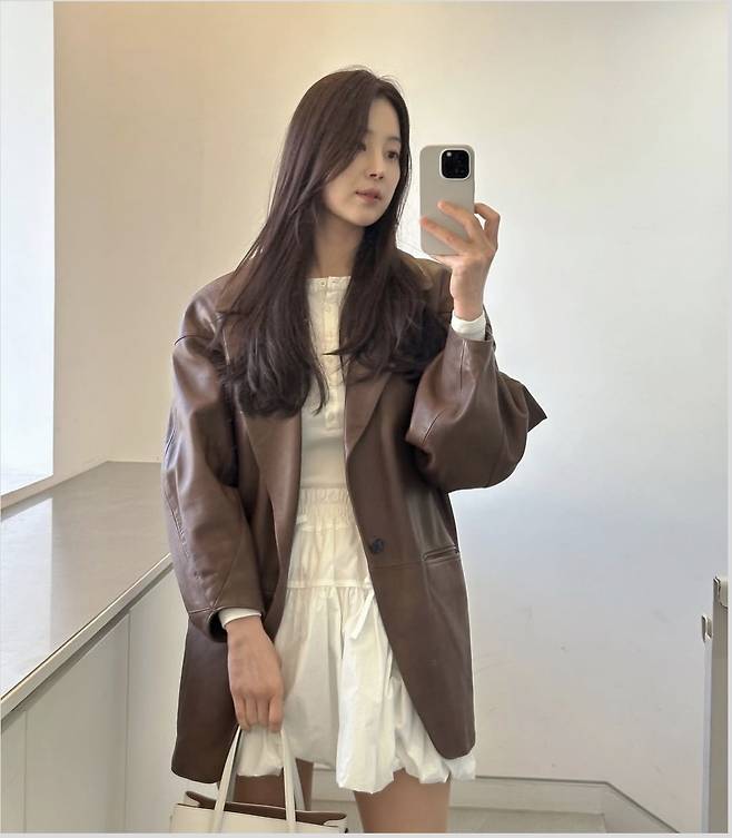 결혼 10년 만에 2세소식 전한 172cm 큰 키에 얼굴도 예쁜 여배우 가죽 재킷 미니룩 뷰티는 내운명