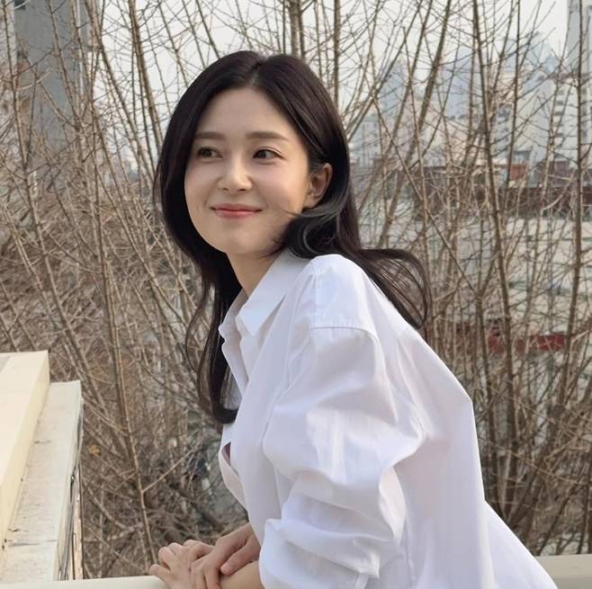 9시 시보의 그 소녀 어느덧 청순미성숙미 다 가진 여배우 루즈핏 셔츠룩 대본은 내운명