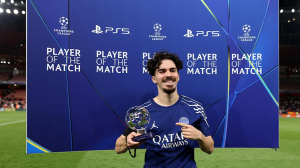 [ucl.issue] ‘진짜 POTM은 따로 있죠’…동료에 트로피 쥐어주고 함박미소→서로 손가락 가리키며 ‘우정 셀카’