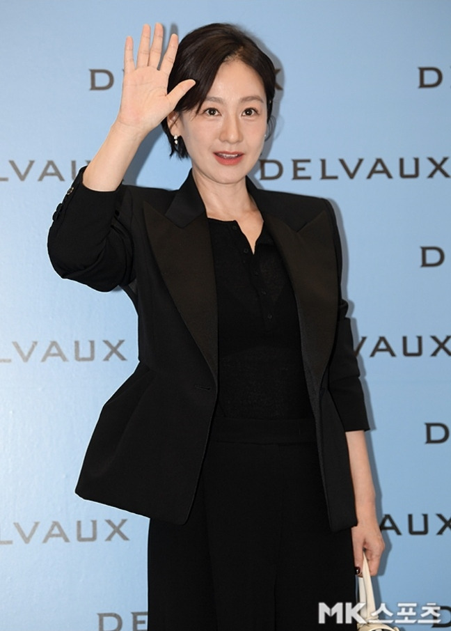고현정이 인정한 이 시대의 가장 아름다운 53세 동갑내기 여배우 슈트룩 스타와 패션