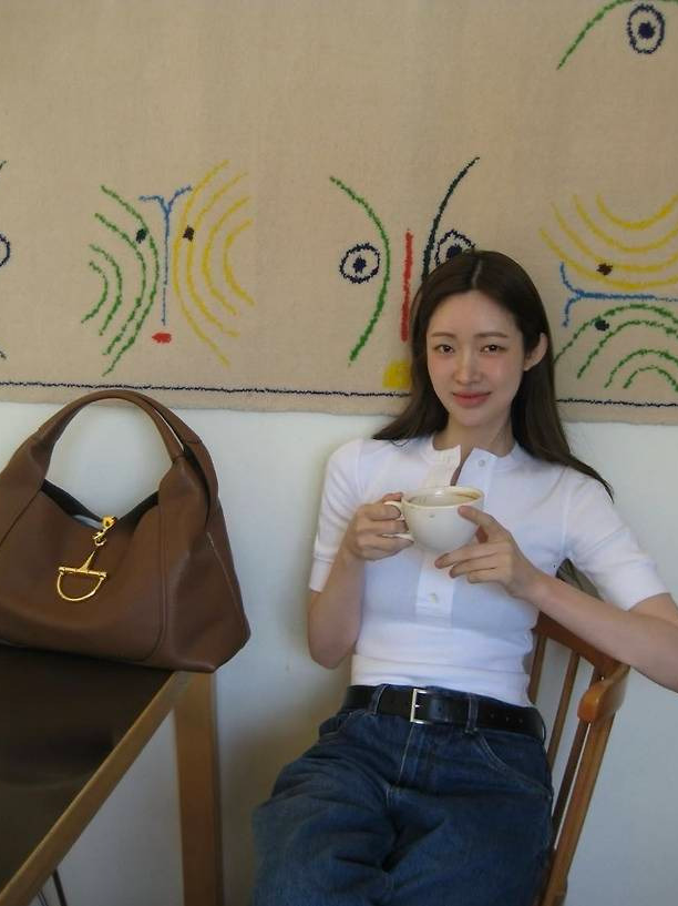 하얀데 예쁘기까지 해” 170cm 47kg 여배우 청순미 폭발한 데님 일상룩 대본은 내운명