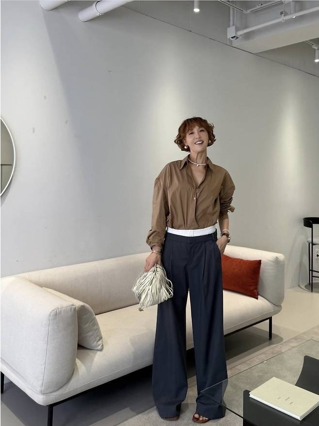 모델인 줄 셔츠 하나로 분위기 확 바꾼 52세 아나운서 와이드 팬츠룩 대본은 내운명