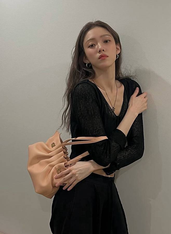 갈색 눈에 하얀 피부 175cm까지 신비美 폭발한 34세 여배우 드레스룩 스타와 패션