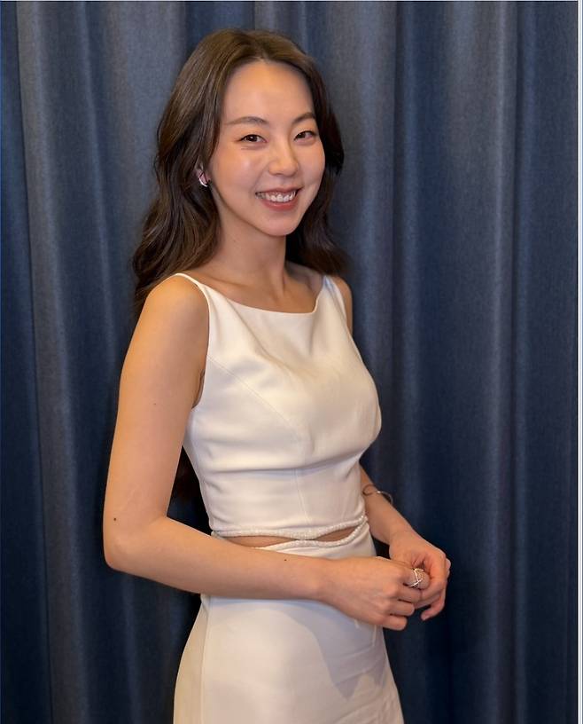안소희 허리선 자른 과감한 노출 잘록한 미모의 청순 여신 보트넥 드레스룩 뷰티는 내운명