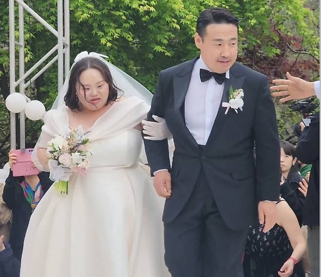 한지민 언니 정은혜” 다운증후군 작가 야외결혼식 본식 실크 웨딩드레스룩 투데이 셀럽패션