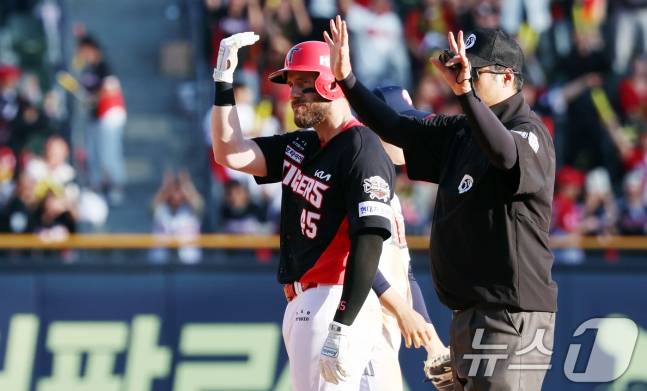 '폰세 vs 네일' 세기의 맞대결 앞두고 폰세의 판정승? LG 박동원과 2025 KBO 월간 WAR 1위 선정