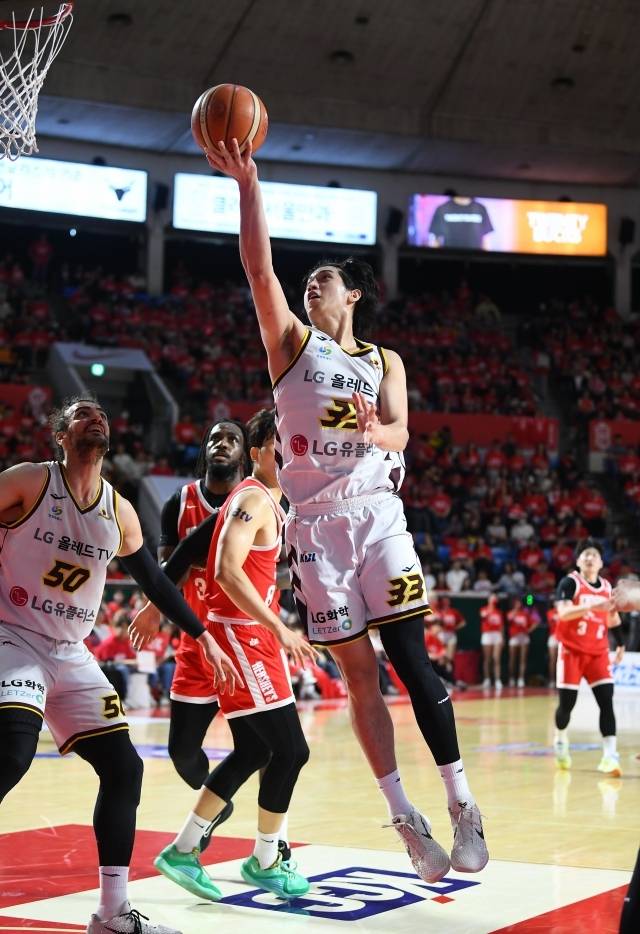 ‘타마레이’ 미쳤다! LG, ‘워니 고’ SK 꺾고 창단 첫 챔프전 1차전 승리…우승 확률 70.4% 확보 [KBL 파이널]