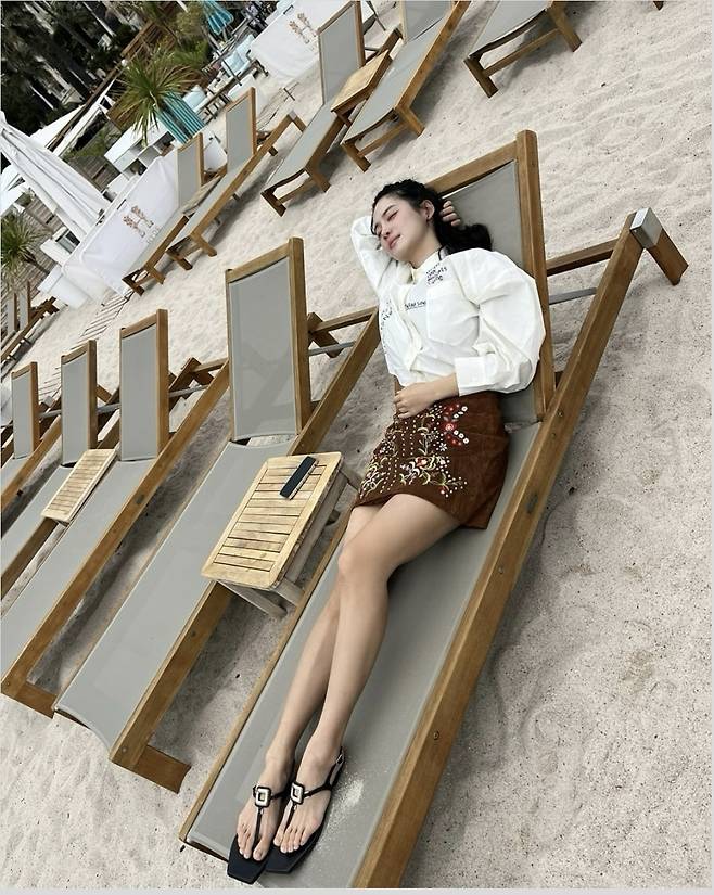 박주현 이렇게 하얗고 예뻤어 칸 해변 뒤집은 미모 셔츠 걸친 자수 미니룩 뷰티는 내운명
