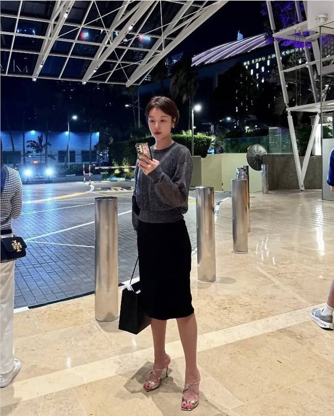 ‘다시는 결혼하지 않겠다 선언한 여배우 세련미 터진 롱스커트룩 대본은 내운명