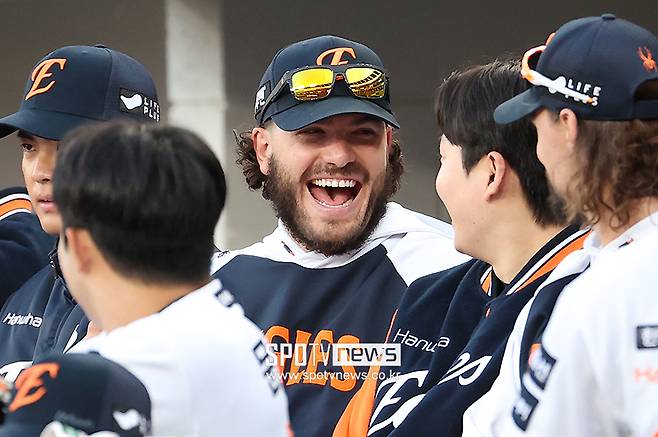 한화 9연승+단독 1위 이끈 157km 슈퍼에이스, KBO 월간 MVP 수상 영광