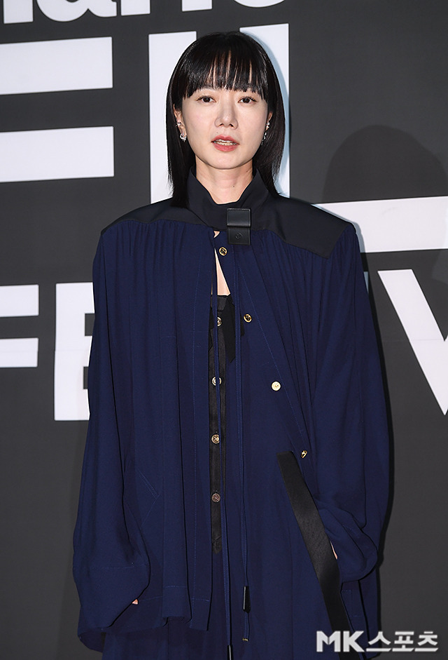 순간 잘못 본 줄무난해 보이지만 초고난도 셋업룩 극강의 오버핏으로 시선 압도한 여배우 스타와 패션