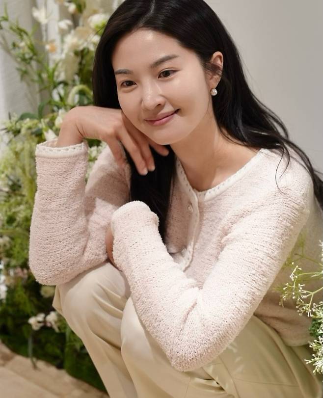누구야 이 미모 가수보다 더 주목받은 아내 시선 압도한 드레스룩 대본은 내운명