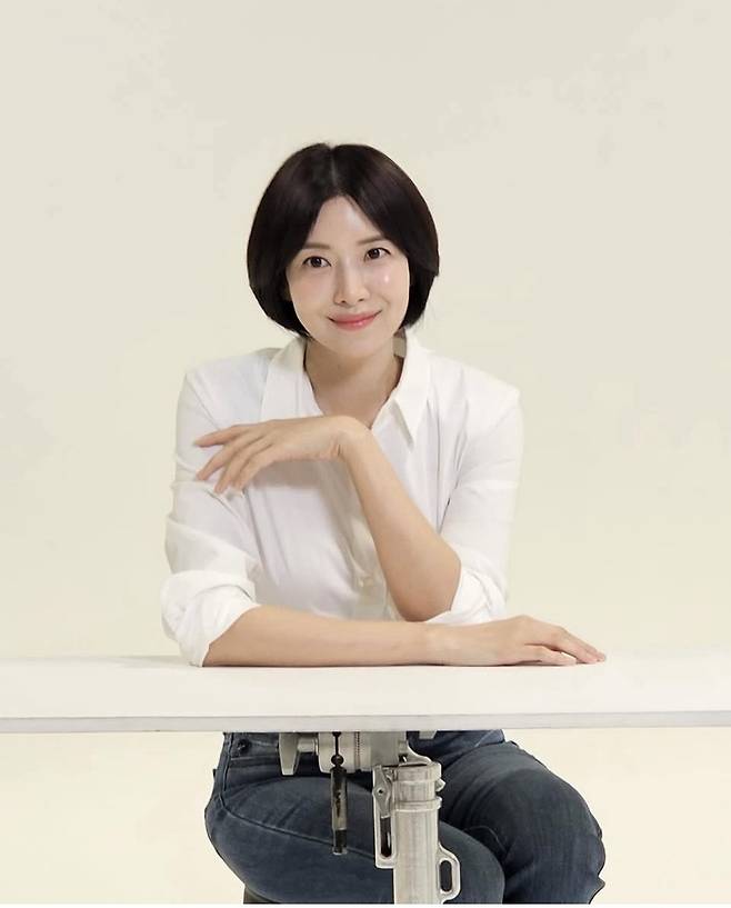 힘든 시기 매니저가 빌려준 돈 10배로 갚아 20년 의리 지킨 47세 여배우 데님룩 스타와 패션