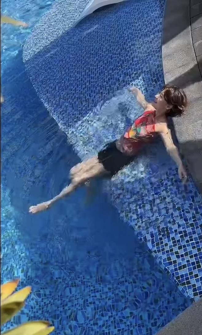 필리핀 홀린 45kg 자기관리 퀸 우아한 50대 여배우 동안 보디 뽐낸 딱붙핏 리조트룩 뷰티는 내운명