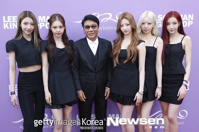 SM 떠난 이수만, 中 신인 걸그룹 A2O MAY와 LA 떴다 ‘아빠미소’[종합]