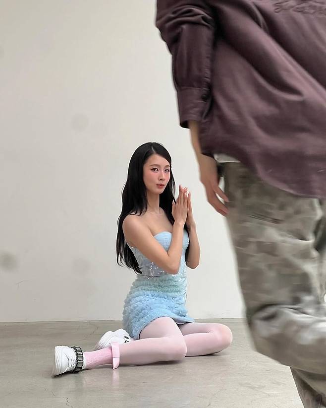 미연 핑크 튤 드레스에 진주 네크리스로 완성한 럭셔리 무드 K스타패션