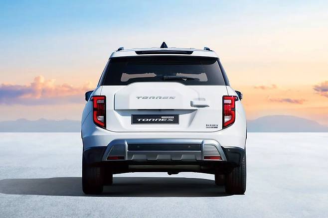 "타본 사람은 깜짝 놀란다는 SUV" 15.7km/L, 3140만 원부터 시작하는 토레스 | 구름을달리다