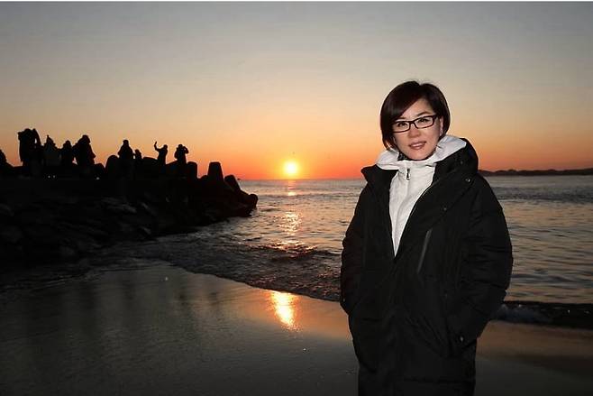 공채 탤런트에서 가수 전향 ‘갈색추억 대히트 인생 역전한 59세 여가수 데일리룩 스타와 패션